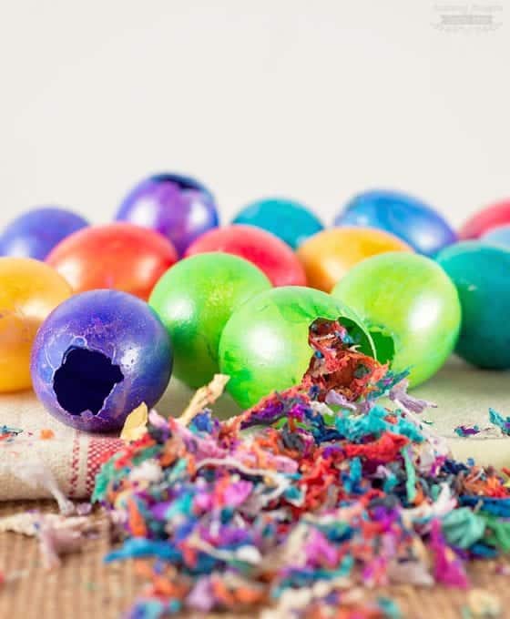 Cómo hacer huevos de confeti - Scattered Thoughts of a Crafty Mom by Jamie Sanders | Tomas Rosprim