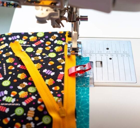 How to Sew A Zipper Pouch: Easy Step By Step Guide For Beginners (free ...